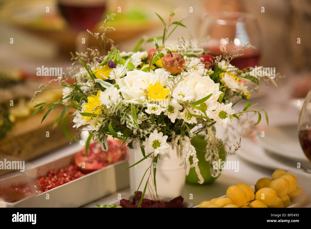 Flower arrangement on a festive dinner table Stock Photo - Alamy