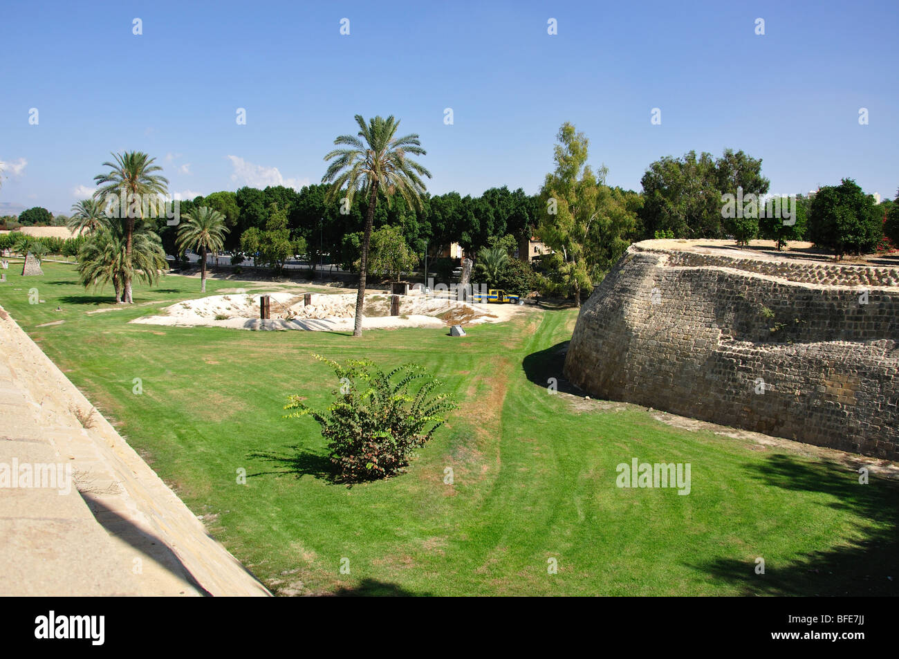 Municipal Gardens and Venetian city walls, Old Town, Lefkosia, Nicosia ...