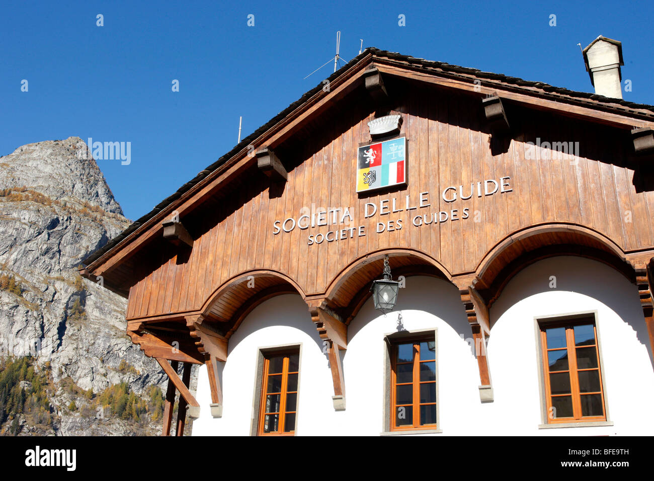 Italie Courmayeur Guide house Stock Photo - Alamy