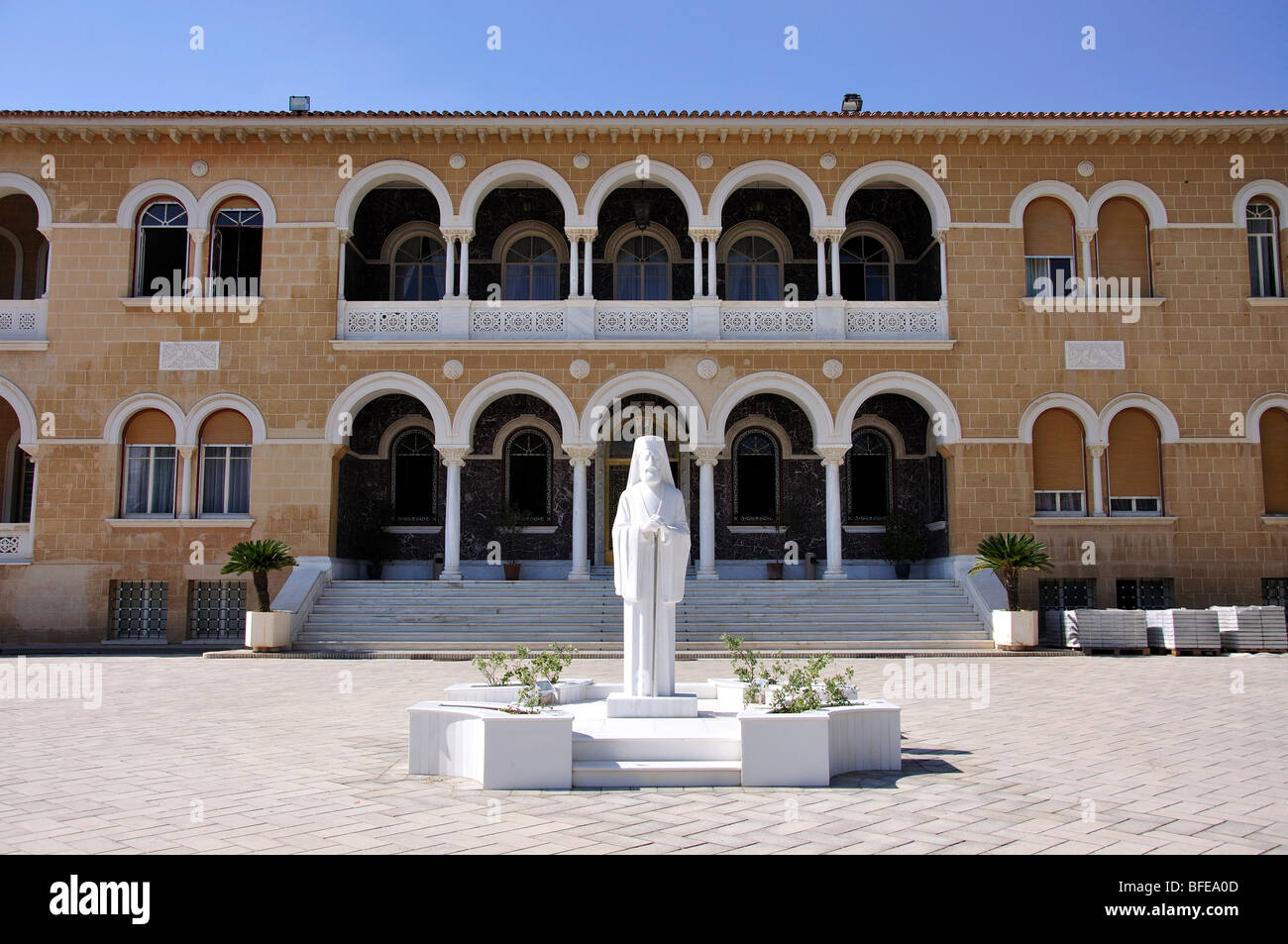 Archbishop's Palace and Archbishop Makarios Statue, Old Town, Lefkosia ...