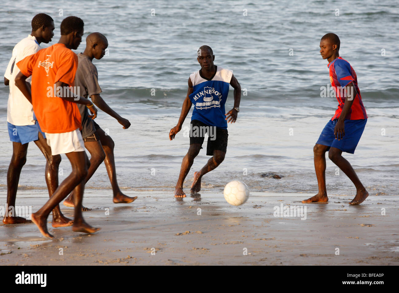 Sénégal Dakar Young men playing soccer on Ngor beach Stock Photo - Alamy