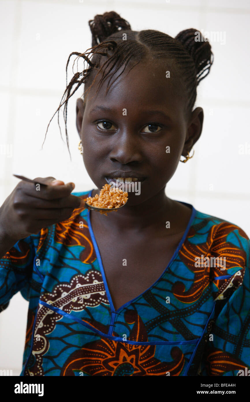 Sénégal Dakar Fama Diop 12 eating Stock Photo - Alamy