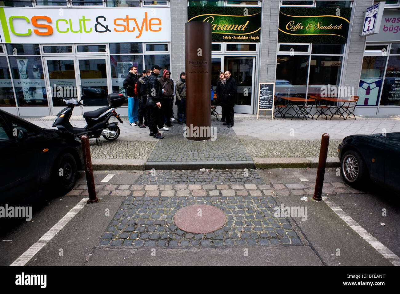 Berlin wall guards 1962 hi-res stock photography and images - Alamy