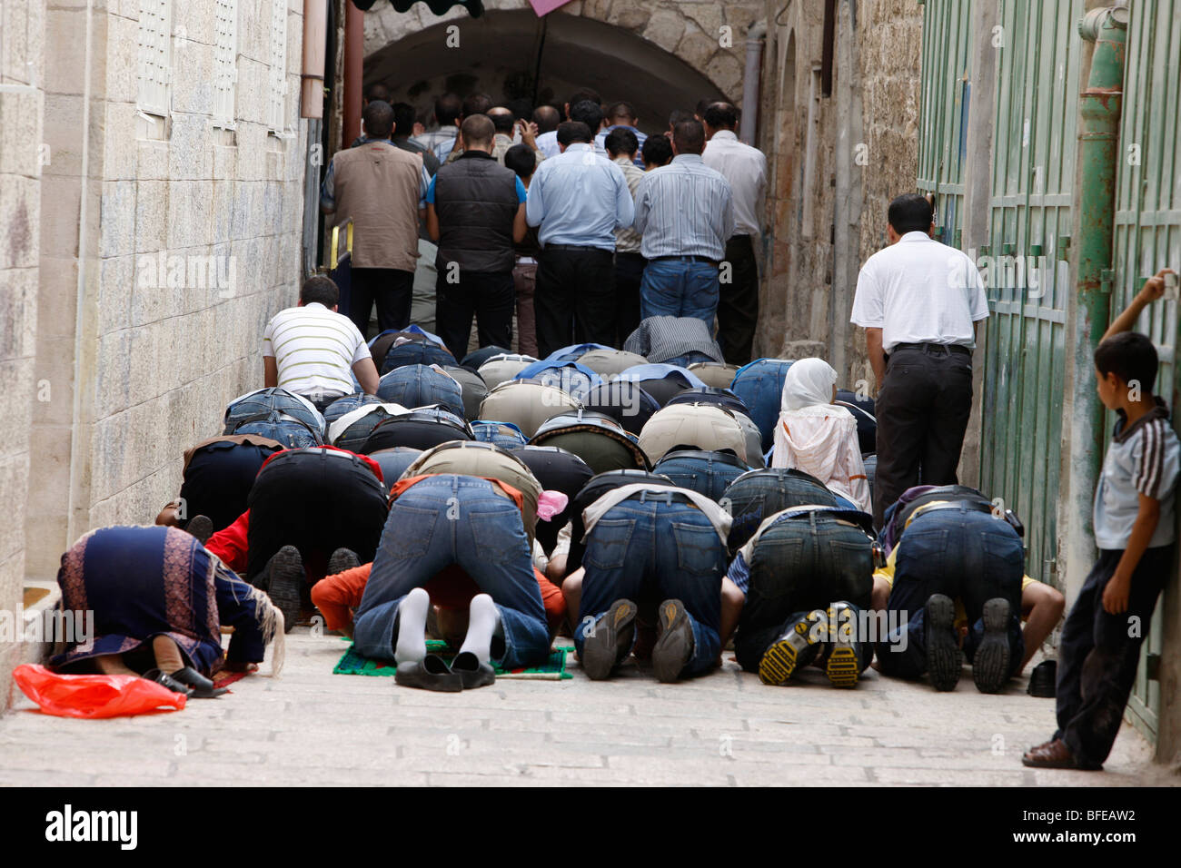 Israel Jérusalem Ramadan prayer outside Al-Aqsa mosque in Jerusalem old ...