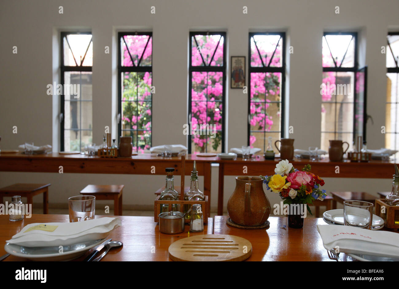 Israël Abu Gosh Abu Gosh benedictine monastery dining hall Stock Photo ...
