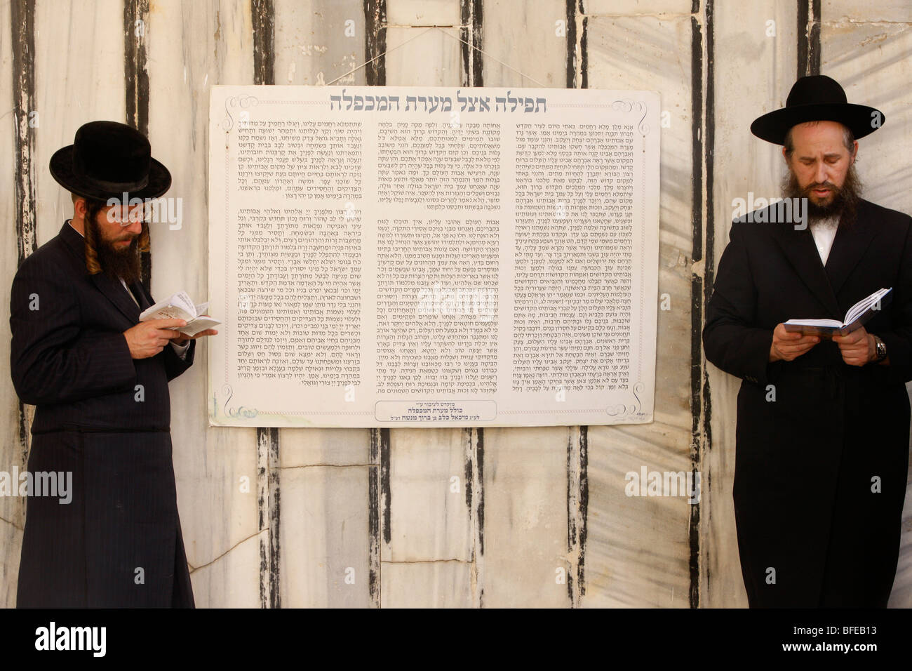 Territoire palestinien occupé, Hebron, Orthodox Jews at the Synagogue ...