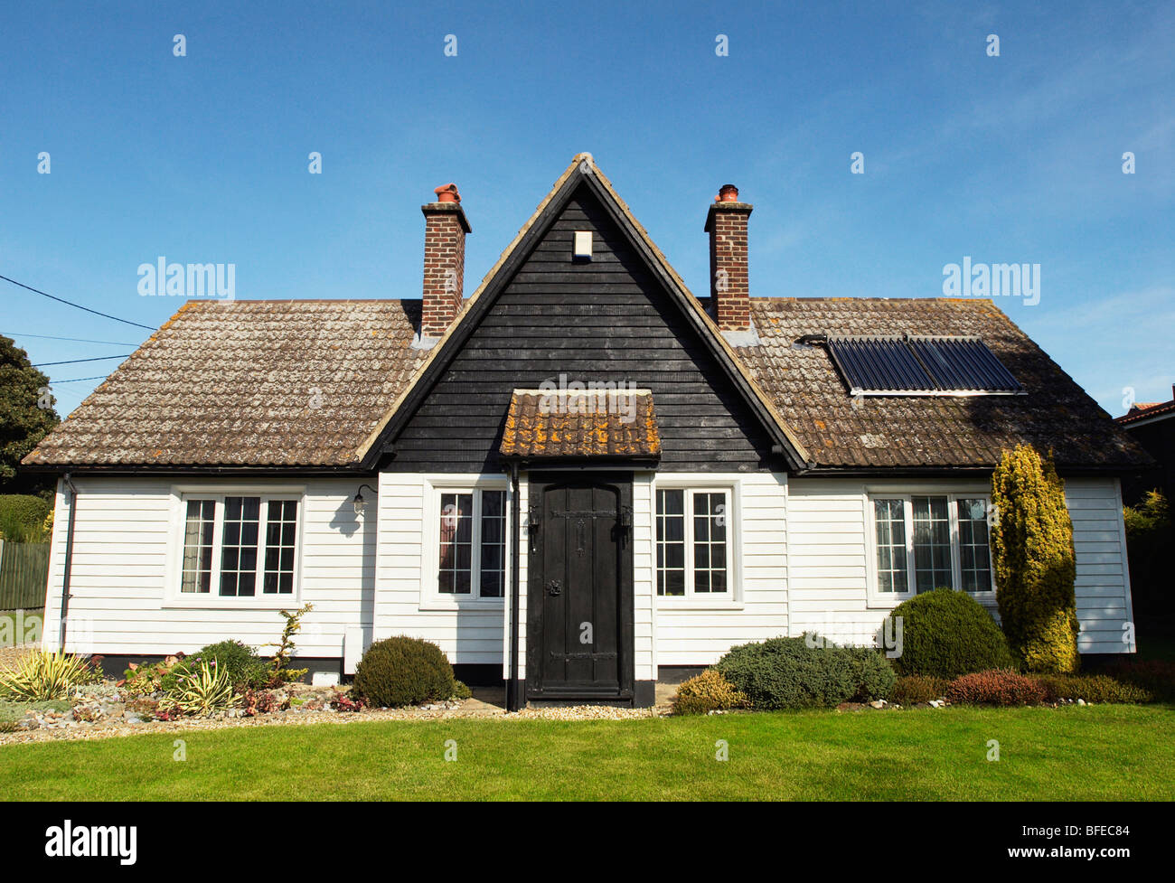 Solar panel cottage hi-res stock photography and images - Alamy