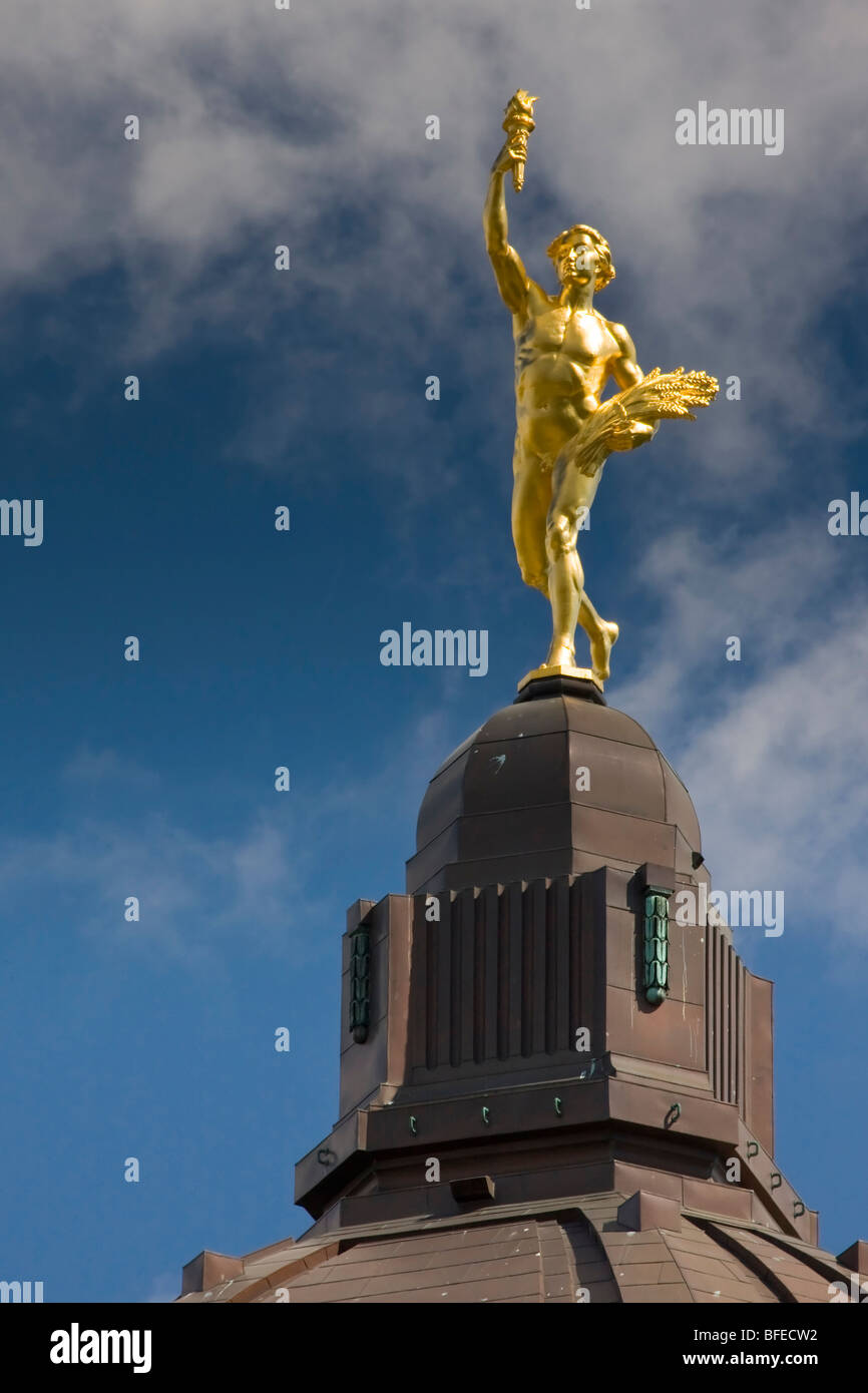 Winnipeg golden boy statue hi-res stock photography and images - Alamy