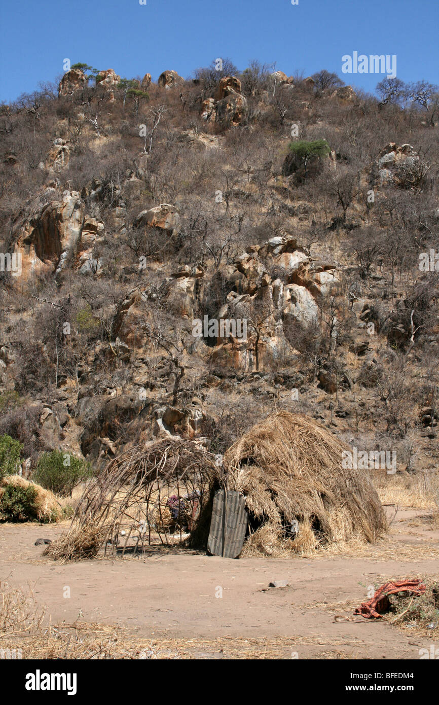 African thatched house hi-res stock photography and images - Alamy
