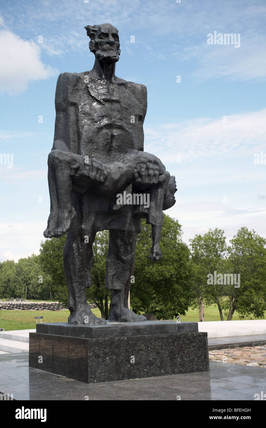 'Unconquered Man' - the statue of Yuzif Kaminsky carrying his dying ...