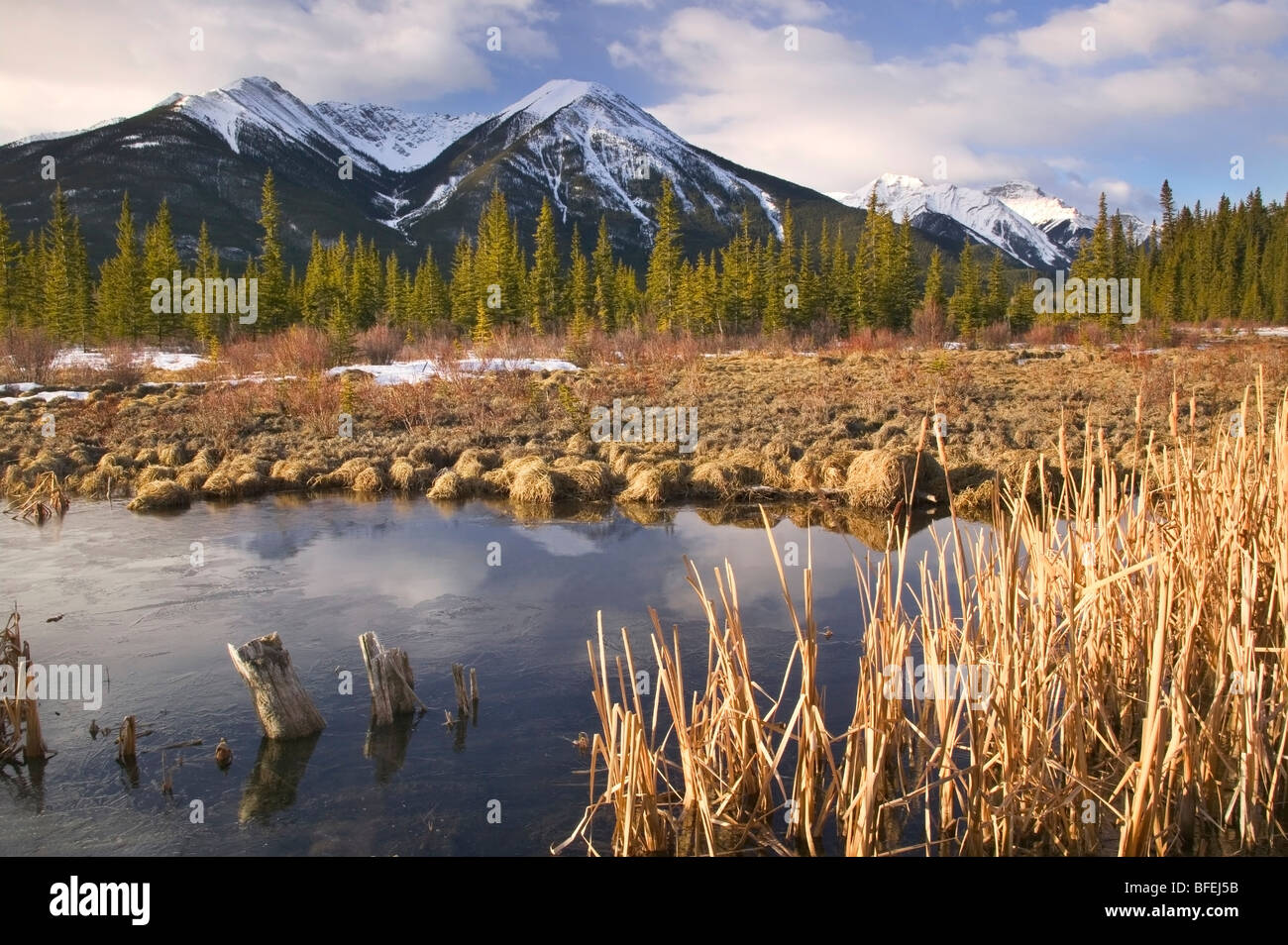 Alberta banff sundance range mountain hi-res stock photography and ...