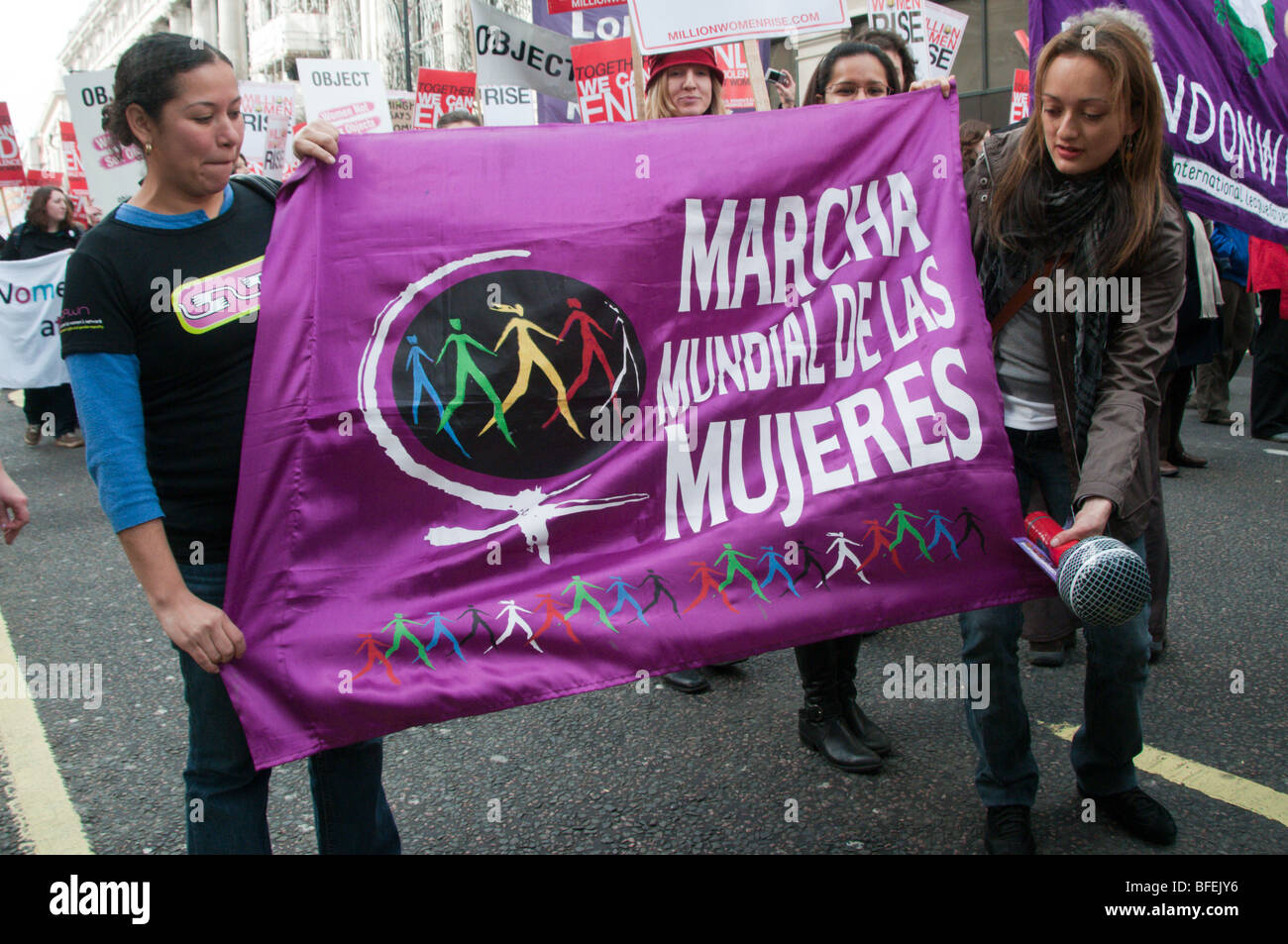 Million Women Rise march against violence. Marcha Mundial de las ...