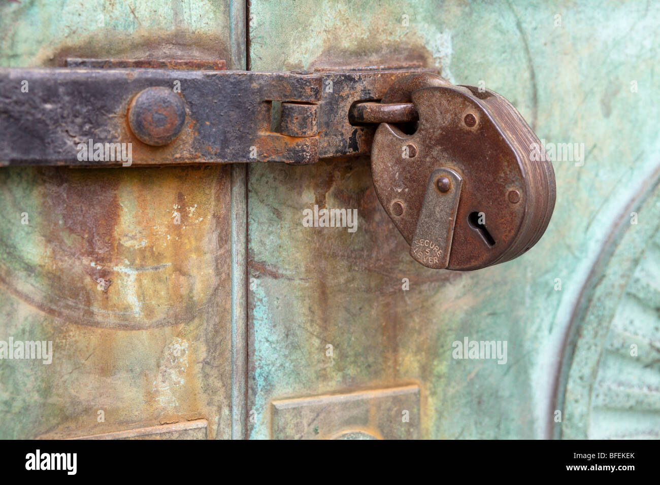 Rusty old padlock Stock Photo - Alamy