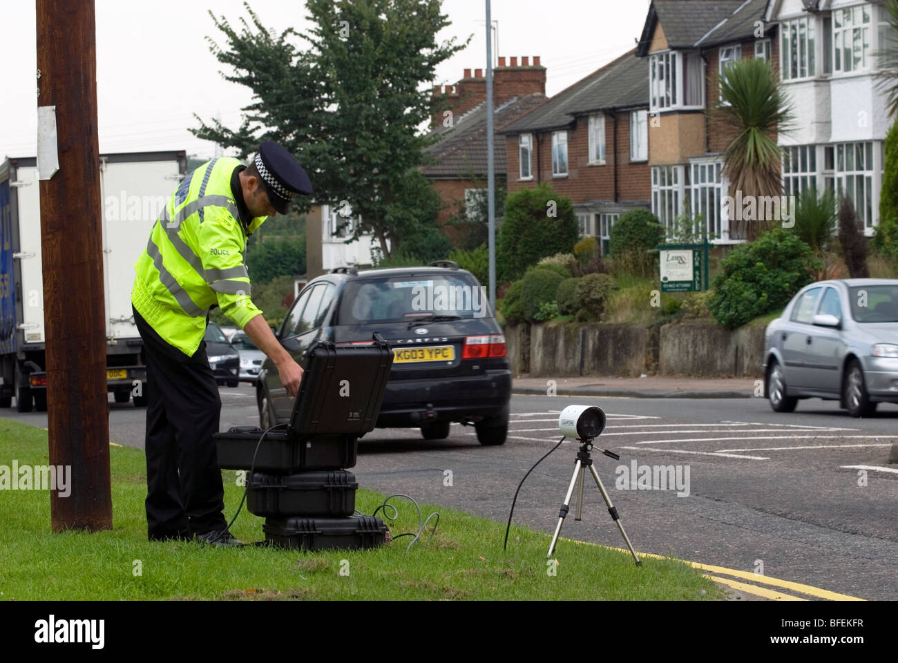 Police officer uses a mobile ANPR set up Stock Photo - Alamy