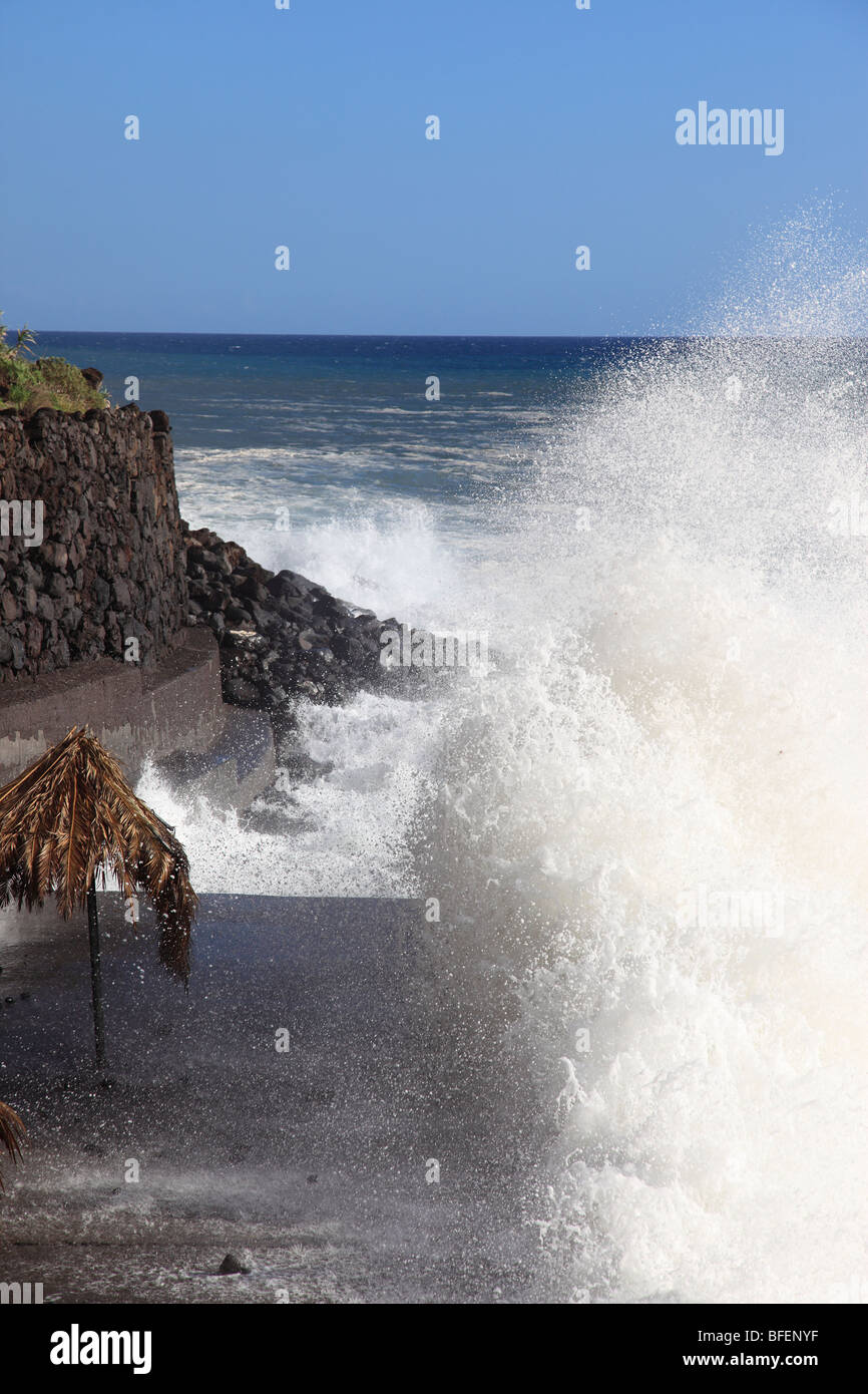 Ocean waves hitting rocks hi-res stock photography and images - Alamy