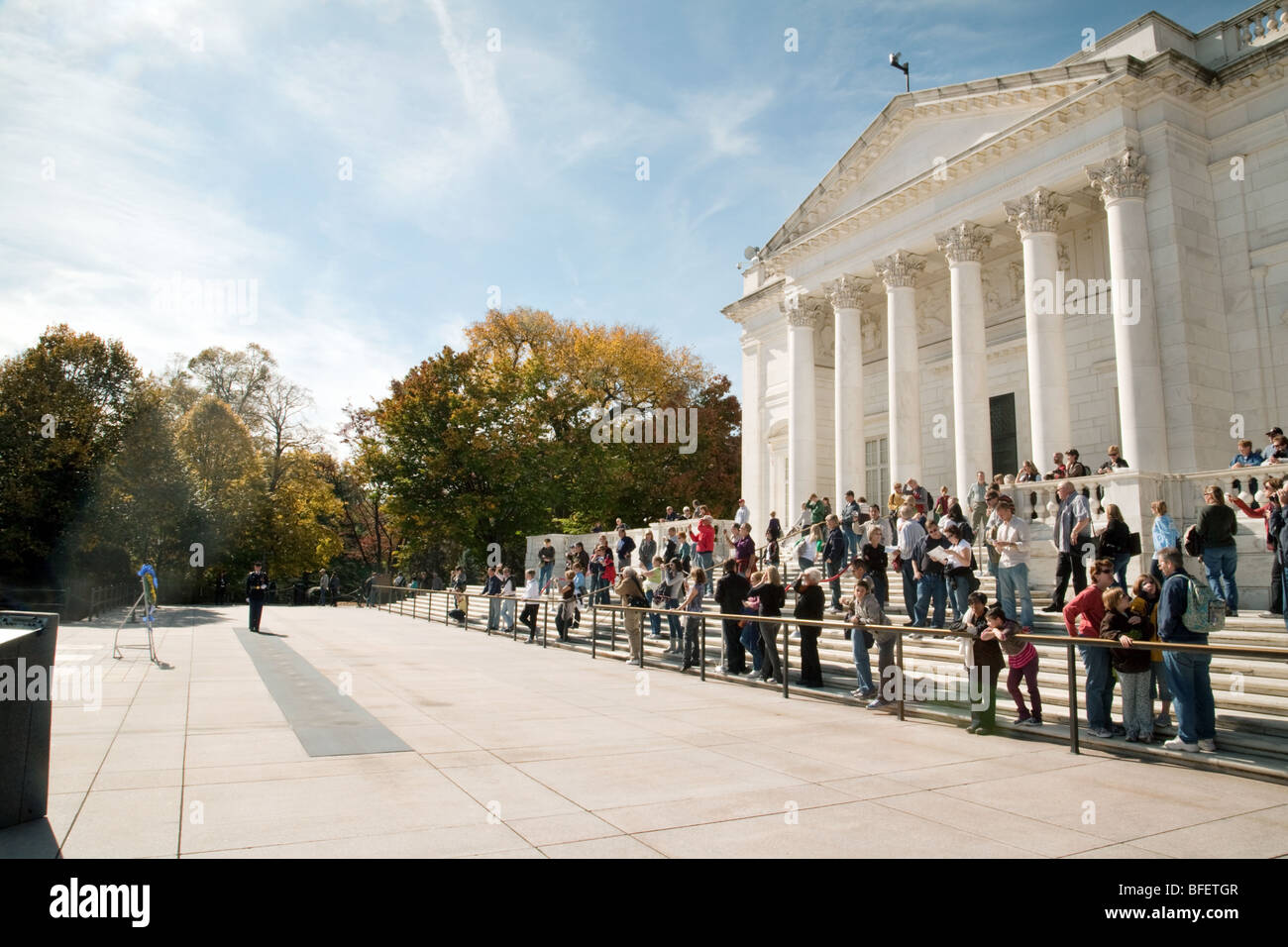 Visitors at the Tomb of the unknown Soldier, Arlington Cemetery ...