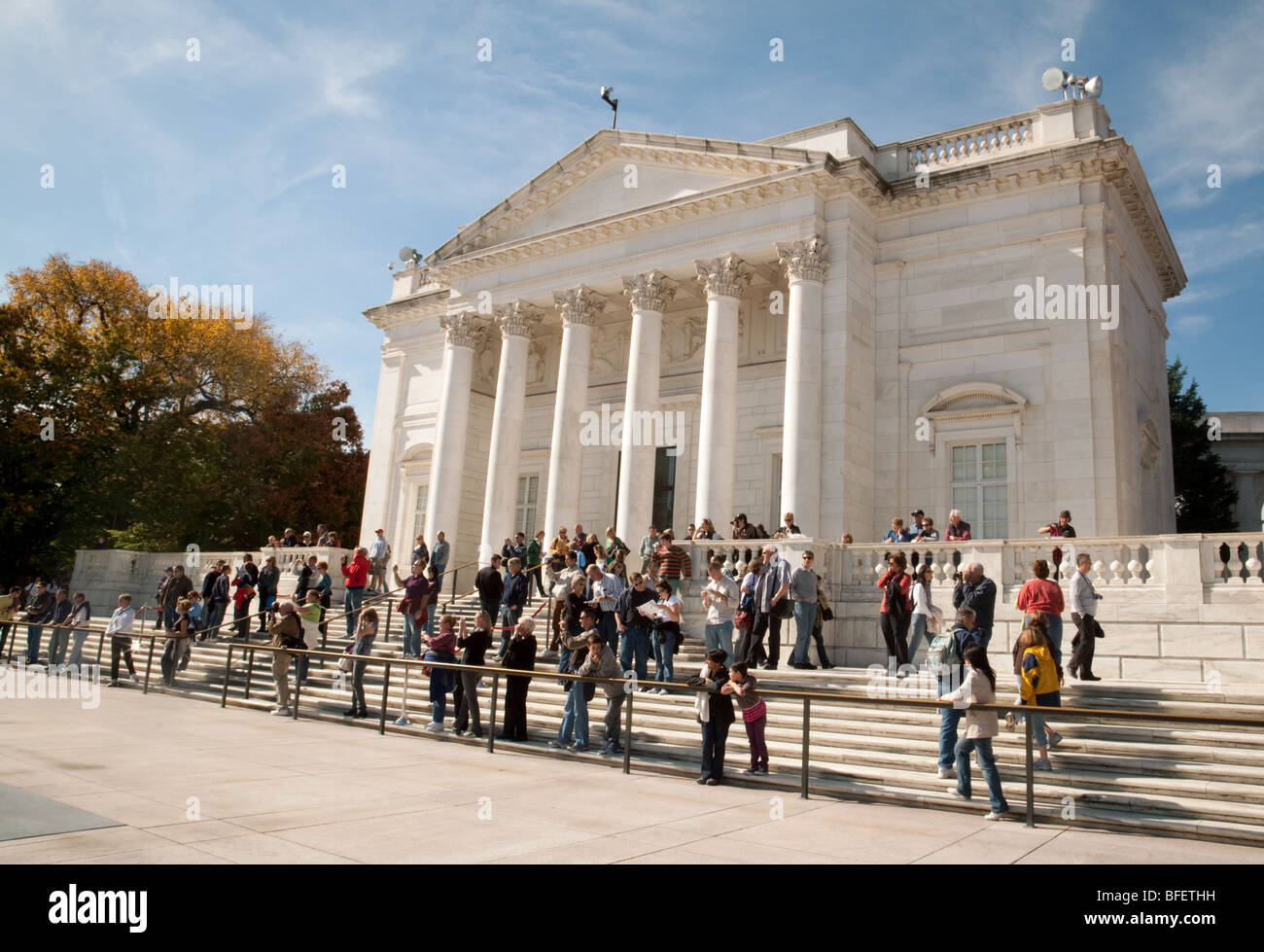 Visitors at the Tomb of the unknown Soldier, Arlington Cemetery ...