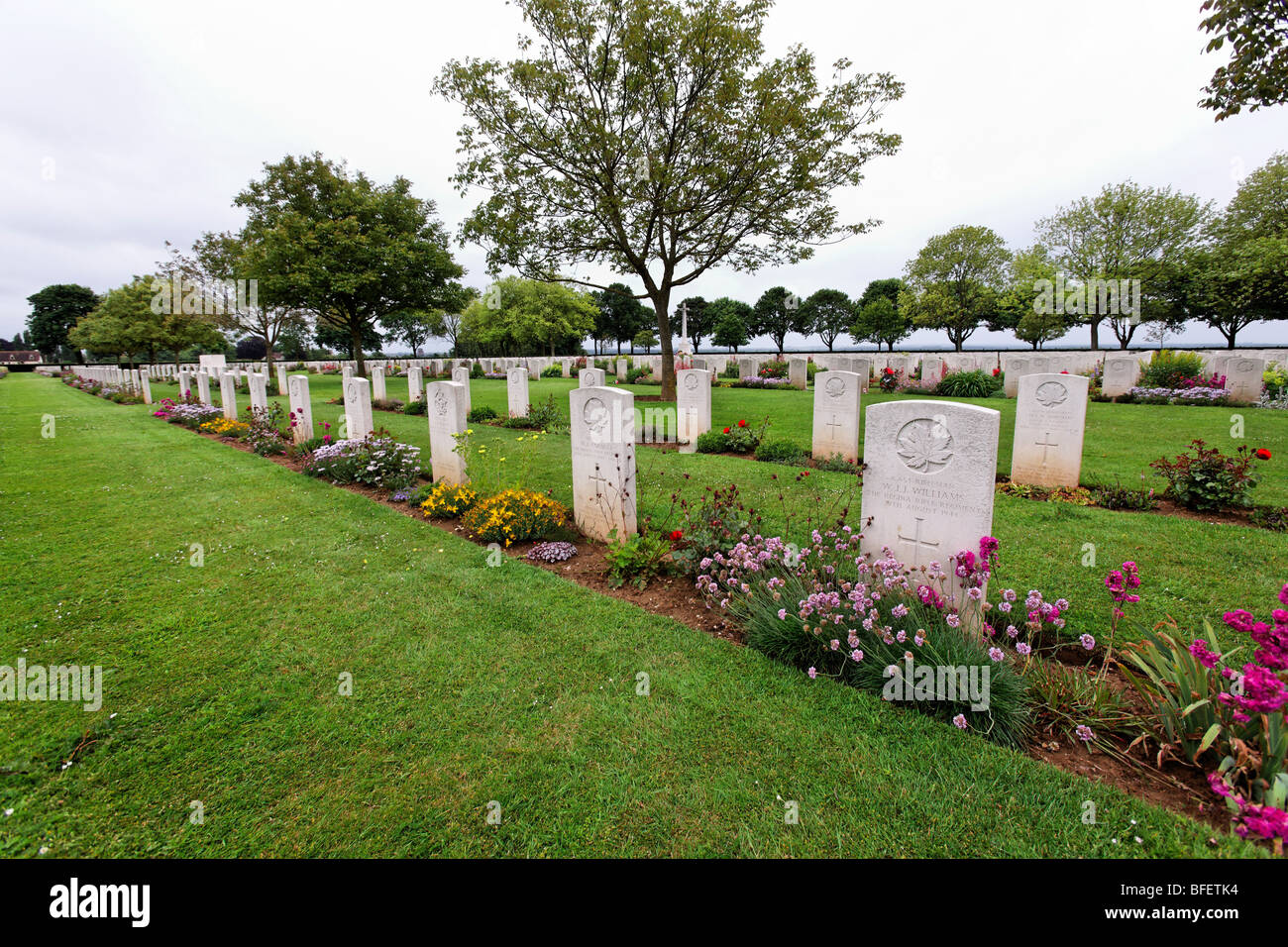 Cemetery canadian war graves hi-res stock photography and images - Alamy
