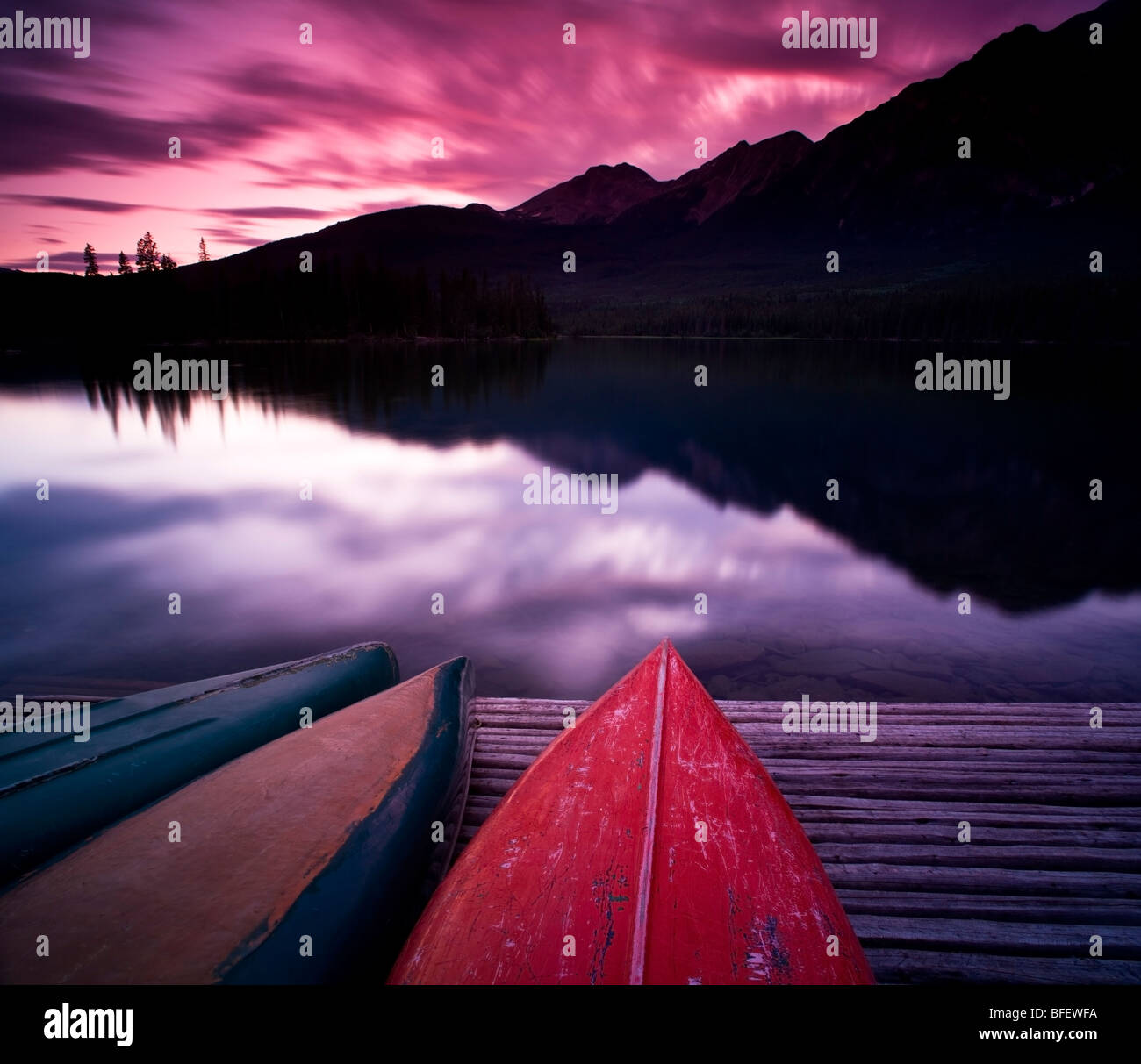 Canoe on pyramid lake hi-res stock photography and images - Alamy