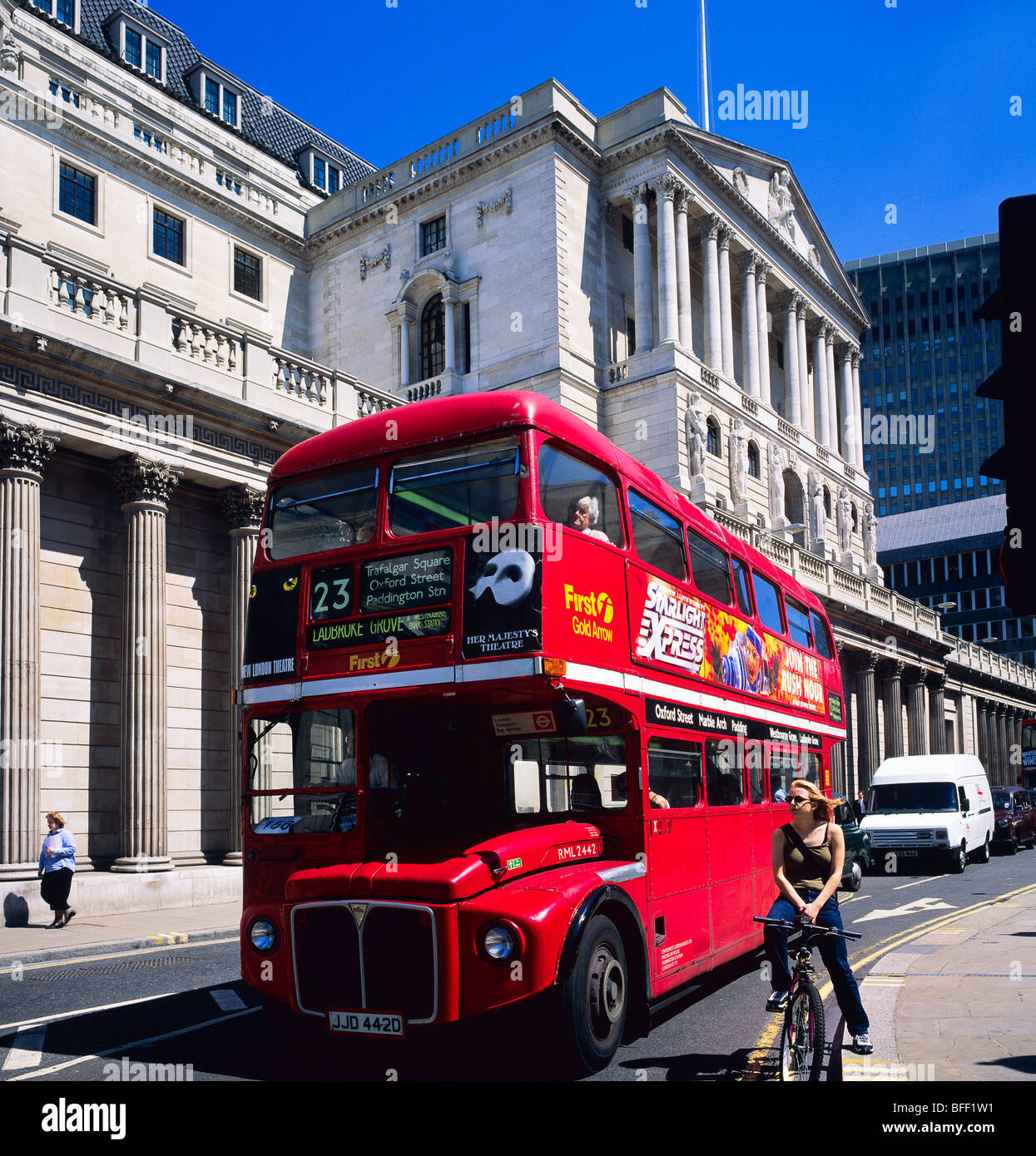 Two storey bus hi-res stock photography and images - Alamy