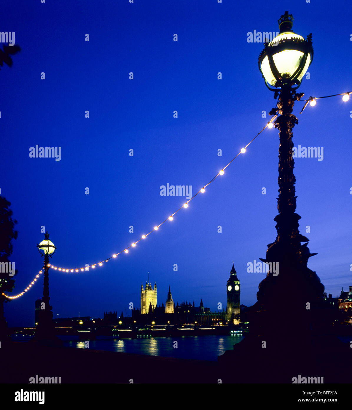 Lampposts and Westminster Palace with Big Ben clock tower at night ...