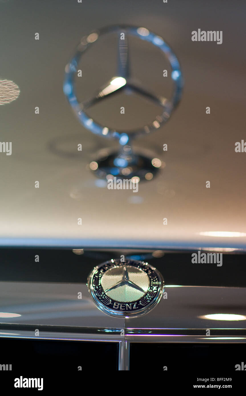 Mercedes Benz bonnet mascot and badge Stock Photo - Alamy
