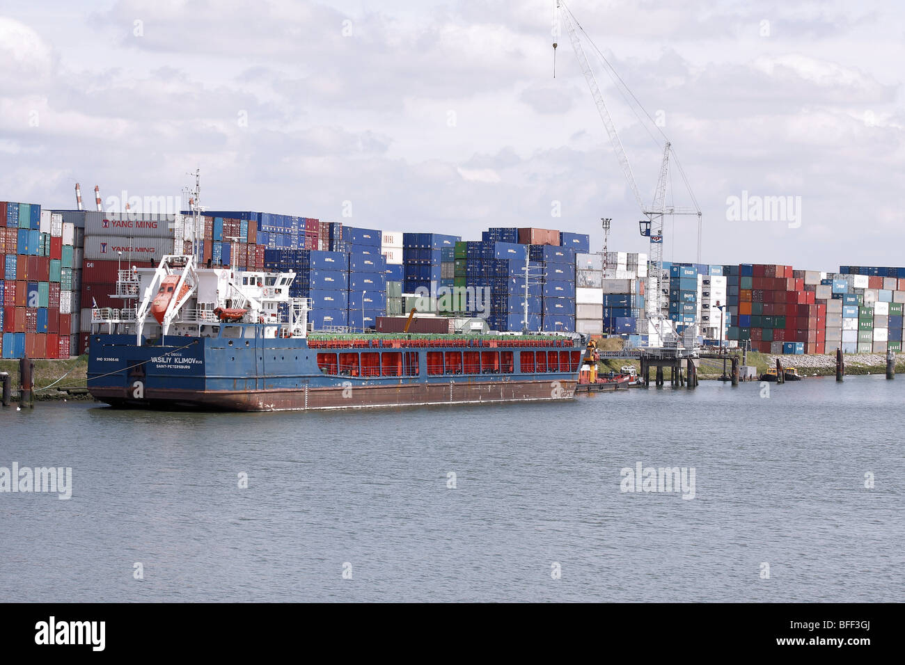 Shipping containers rotterdam hi-res stock photography and images - Alamy