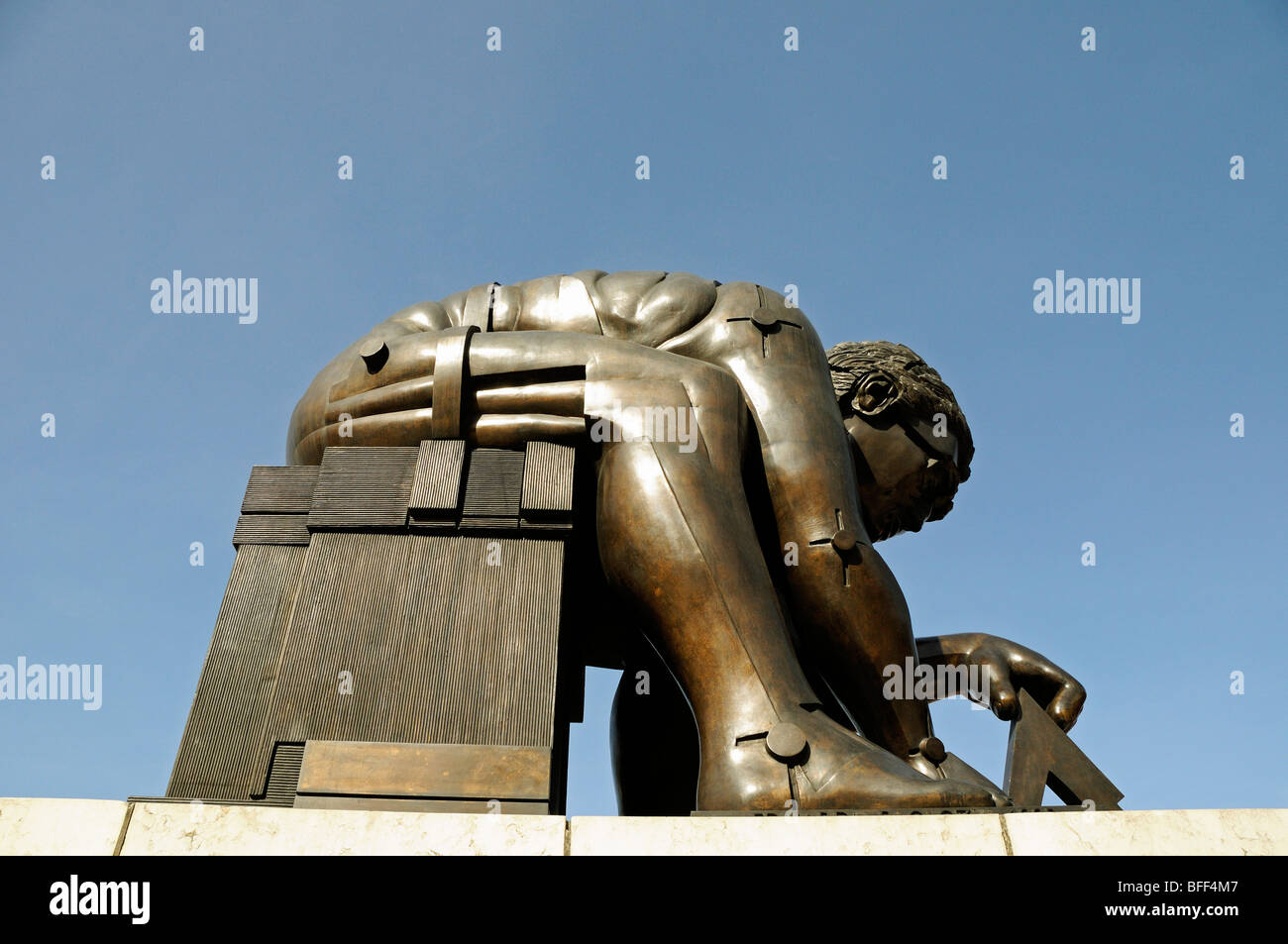 Statue Sir Isaac Newton by Eduardo Paolozzi at the British Library ...