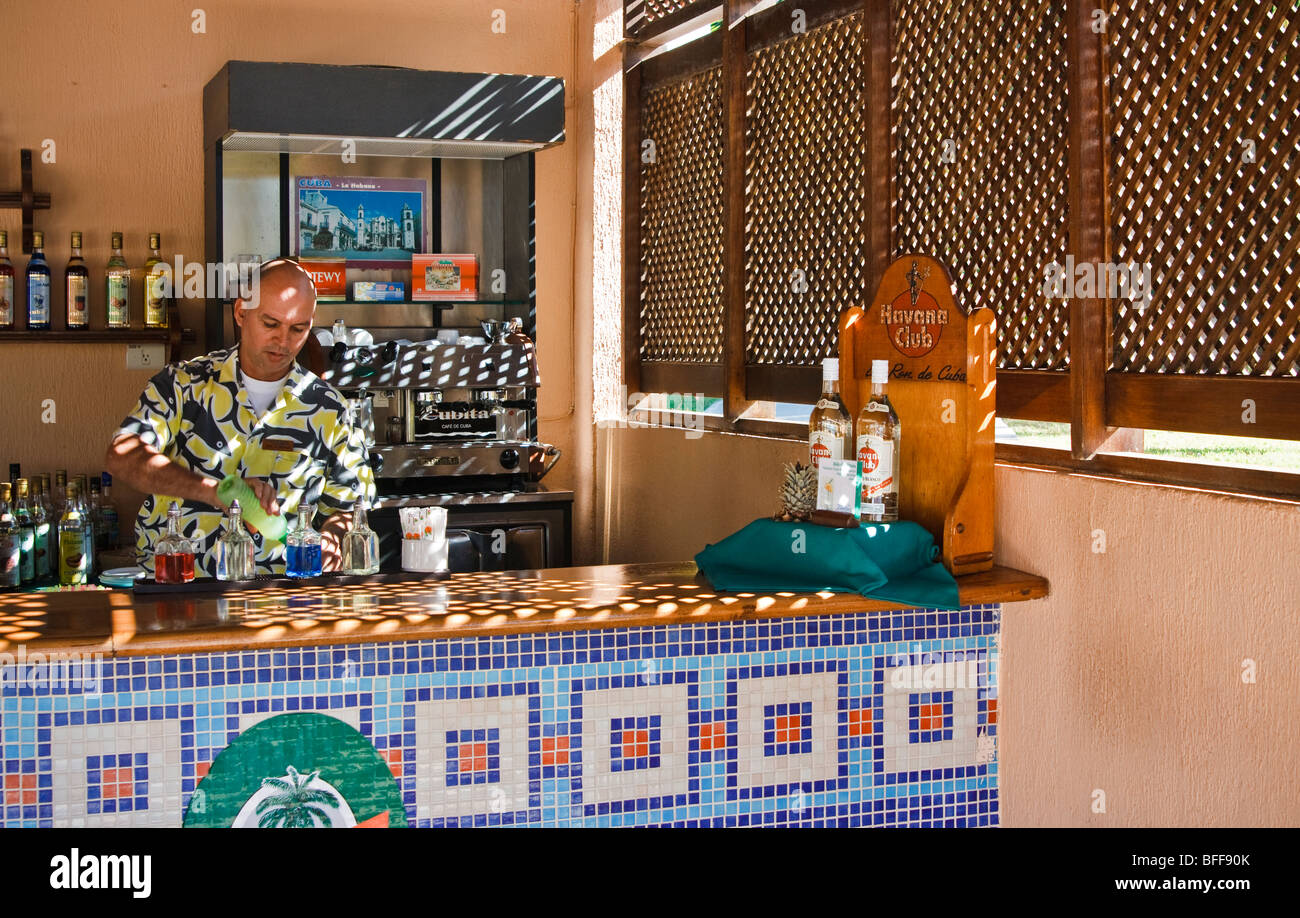 Bartender at a Cuban resort preparing a drink Stock Photo - Alamy