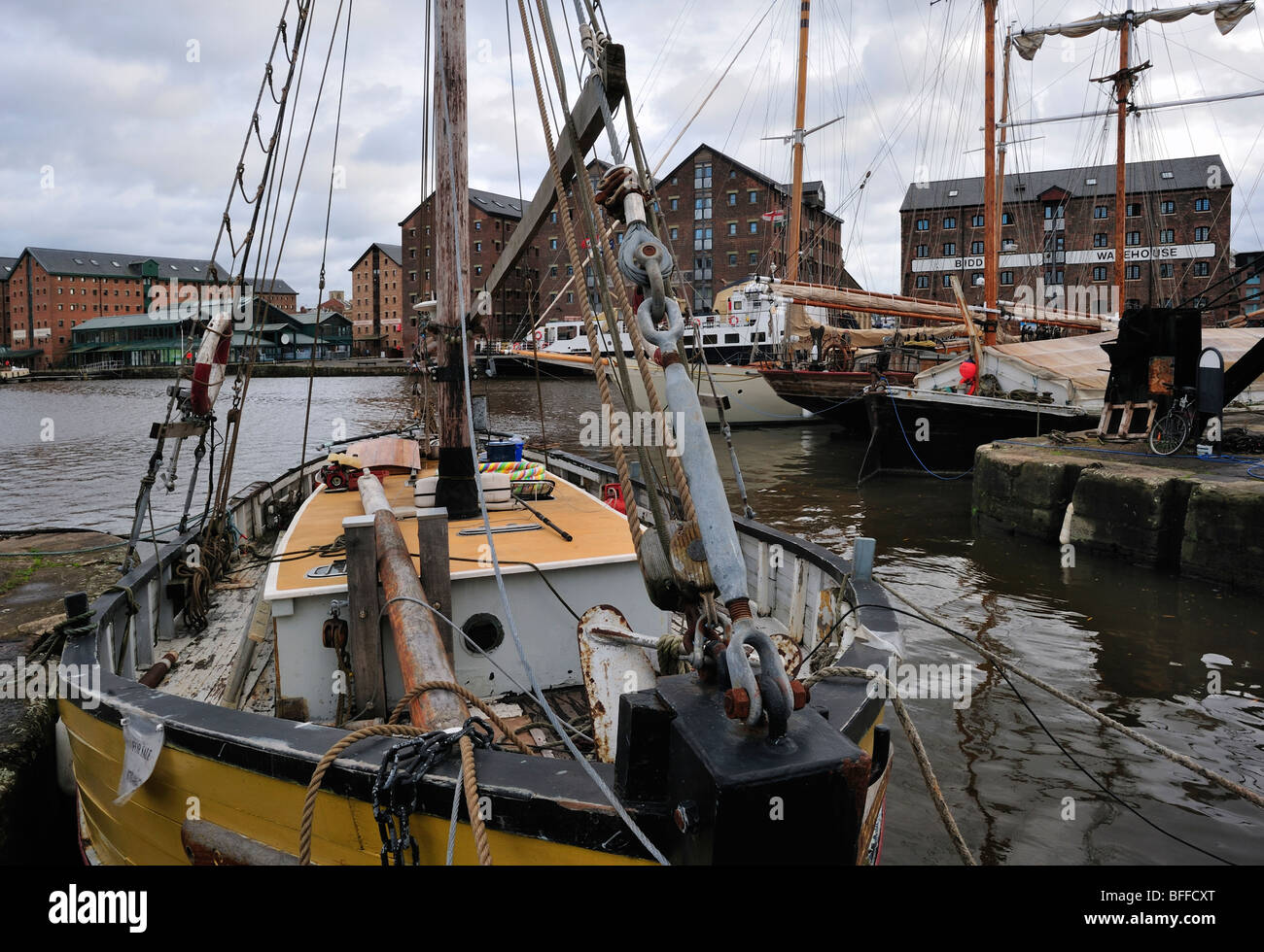 Dockside warehouses hi-res stock photography and images - Alamy
