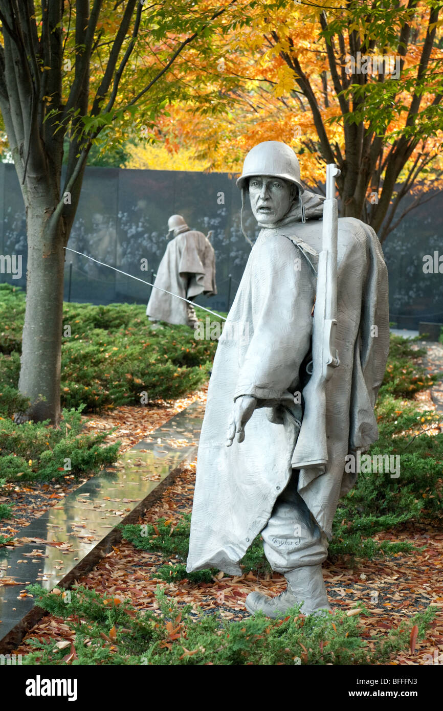 Statues of American soldiers at the Korean War Veterans Memorial ...