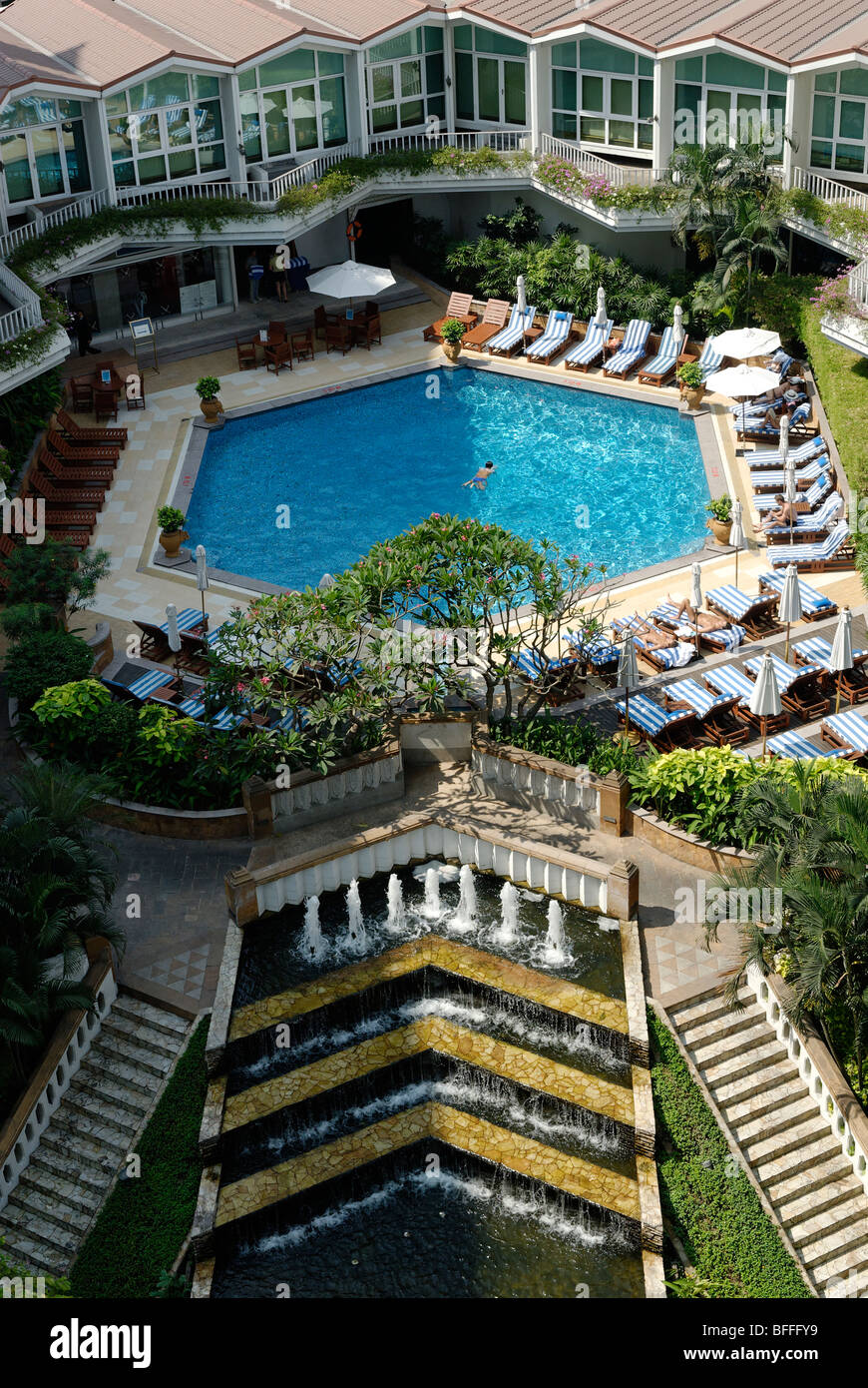 The swimming pool and sun bathing area o the Dusit Thani hotel in ...
