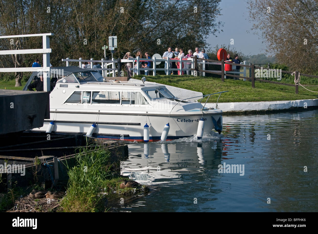 Motor Boat sailing through the Patch Bridge, Gloucester and Sharpness ...
