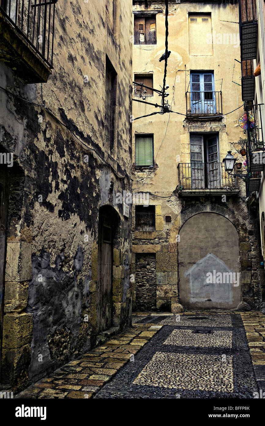 Narrow dead end street in hi-res stock photography and images - Alamy