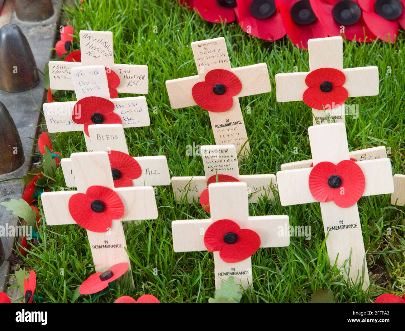 Poppy wooden cross remembrance war memorial uk hi-res stock photography ...