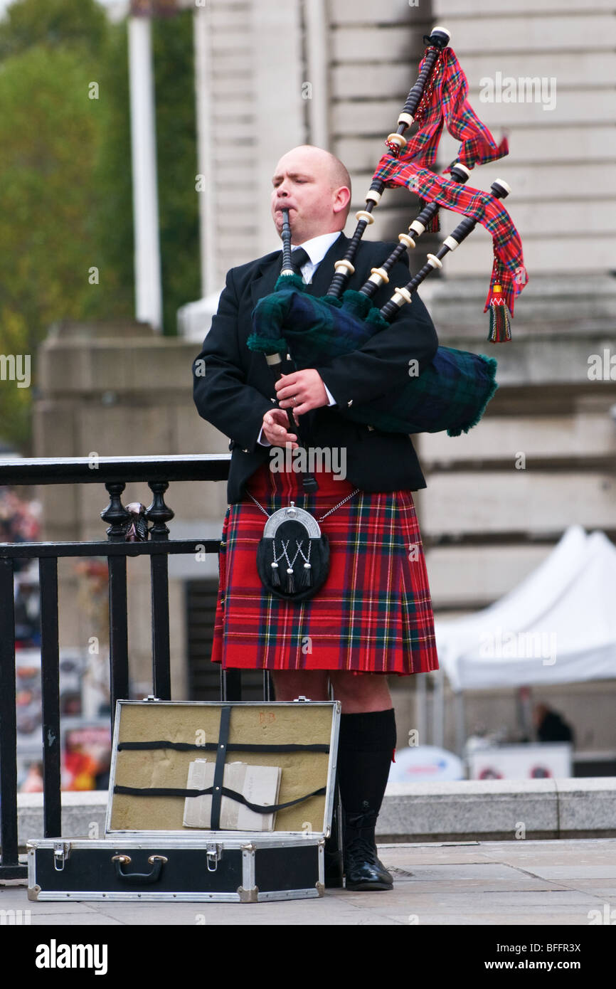 Scotsman playing bagpipes hi-res stock photography and images - Alamy