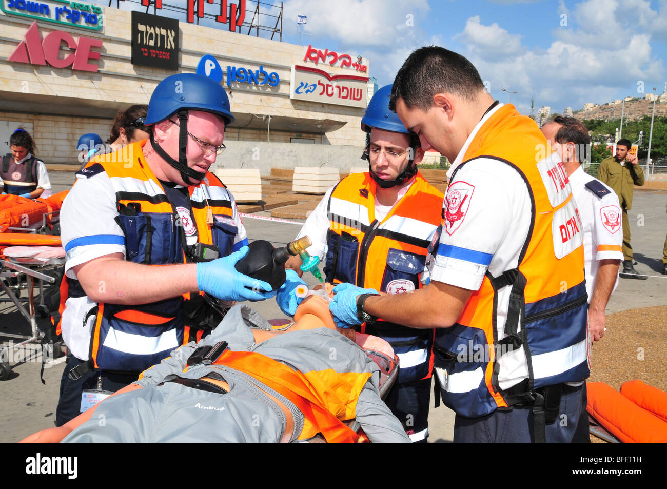 First aid personnel hi-res stock photography and images - Alamy