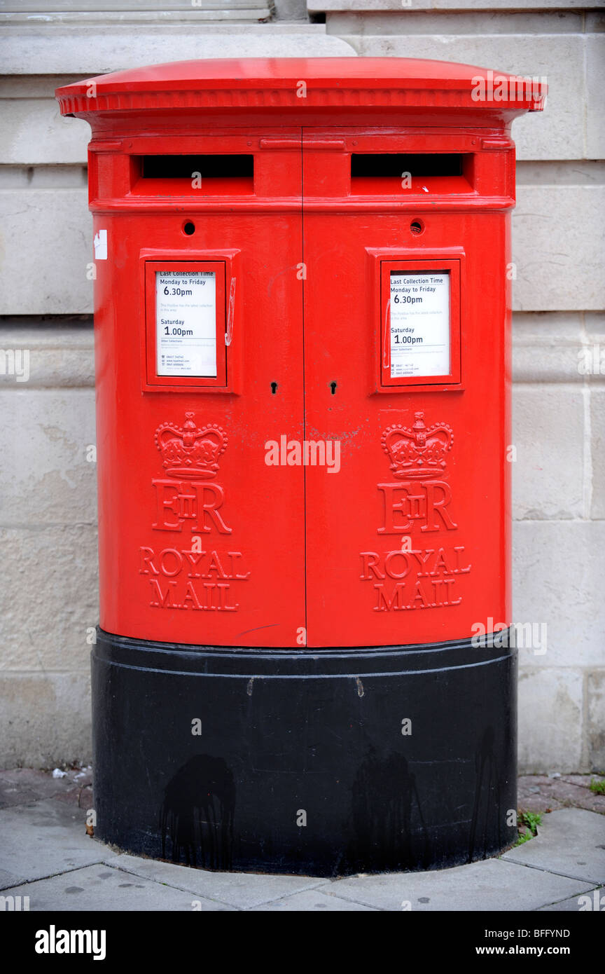 Red post box hi-res stock photography and images - Alamy