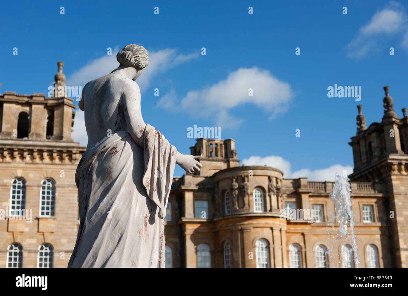 Water behind statue hi-res stock photography and images - Alamy