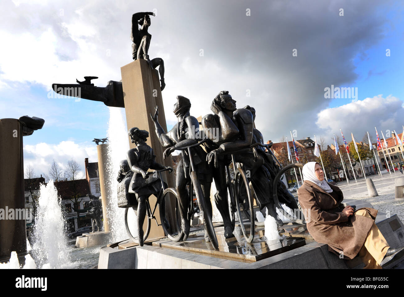 Square statues hi-res stock photography and images - Alamy