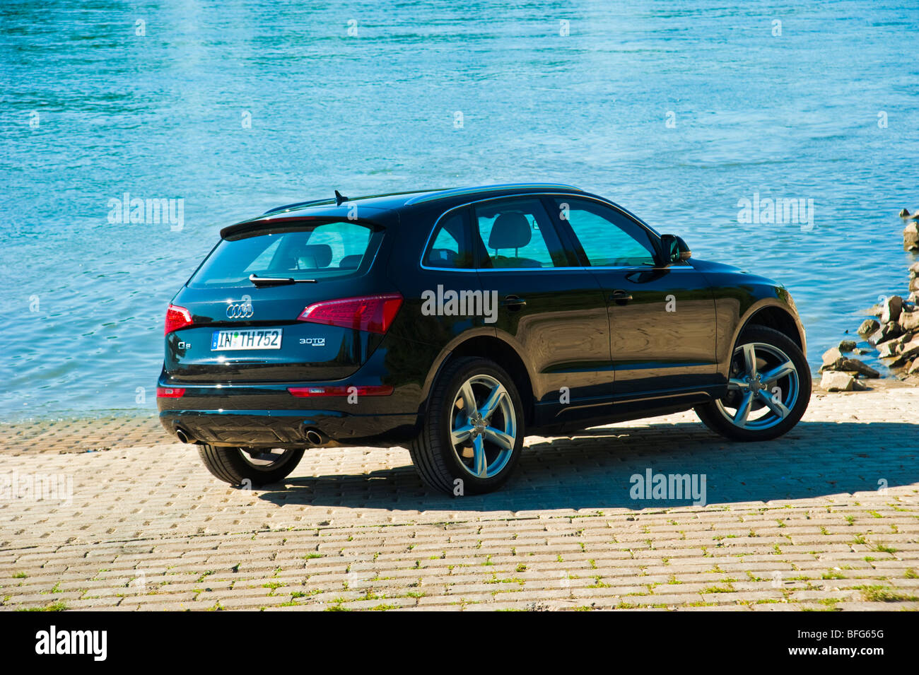 Audi Q5 in black rear 3/4 view Stock Photo - Alamy
