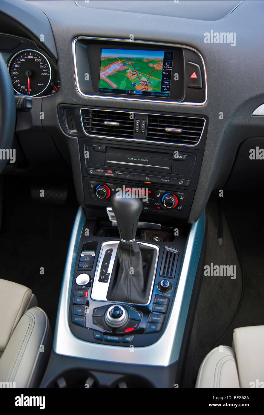 Centre console with s-tronic shift and navigation display in Audi Q 5 ...