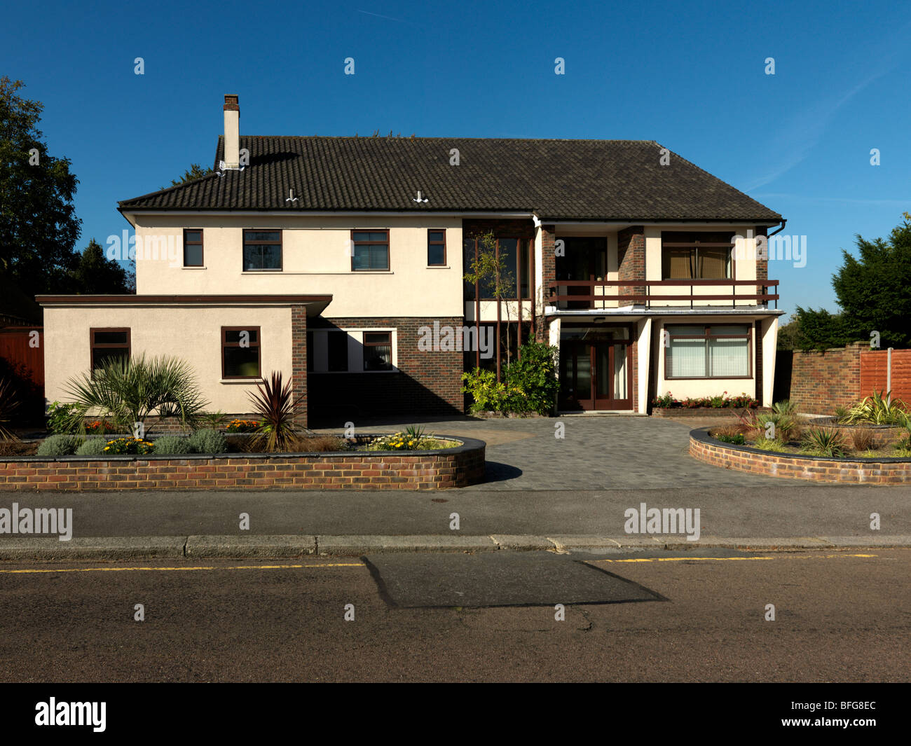 Detached house garden hi-res stock photography and images - Alamy