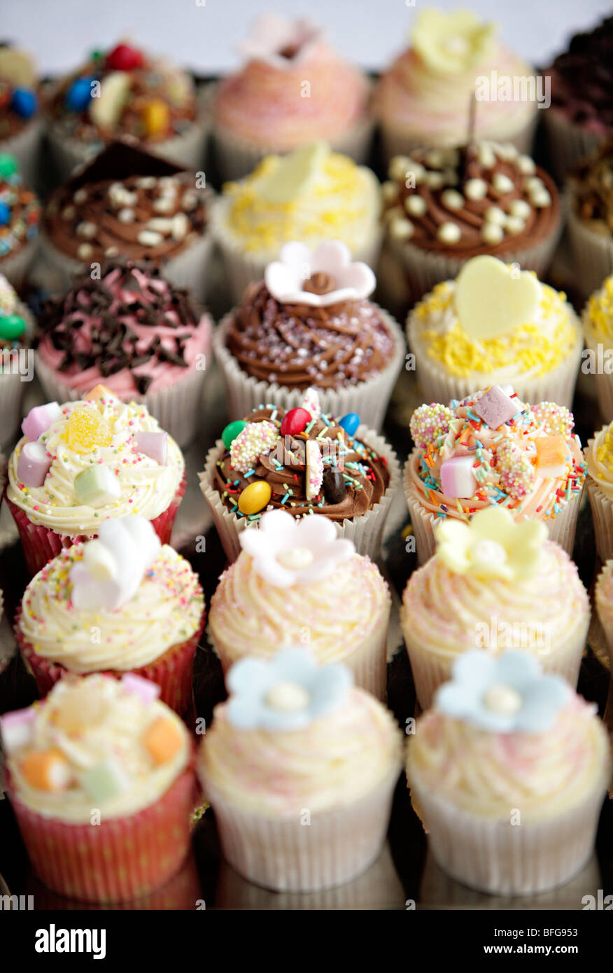 Cup cakes for birthday party on a tray. Upright Stock Photo - Alamy