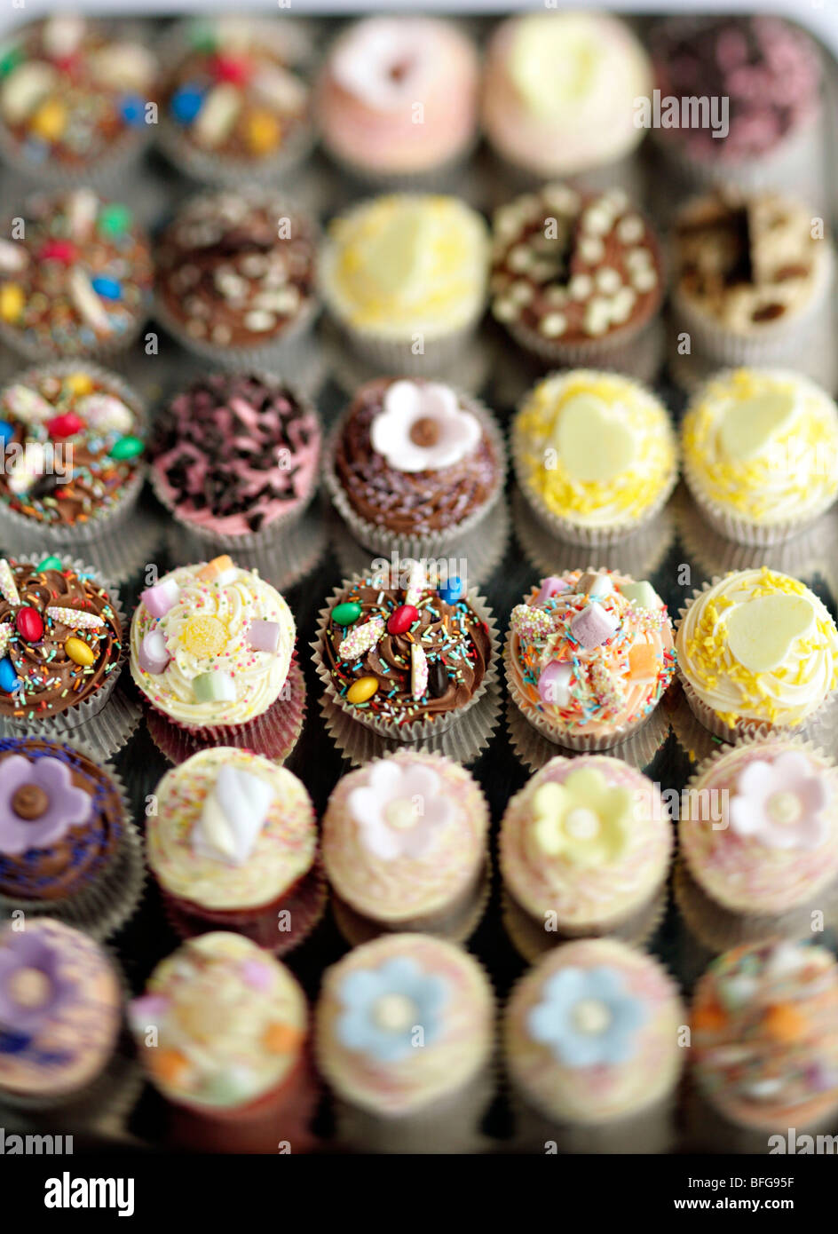 Cup cakes for birthday party on a tray. Upright Stock Photo - Alamy