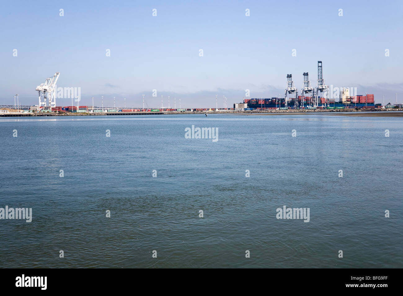 Oakland international container terminal hi-res stock photography and ...