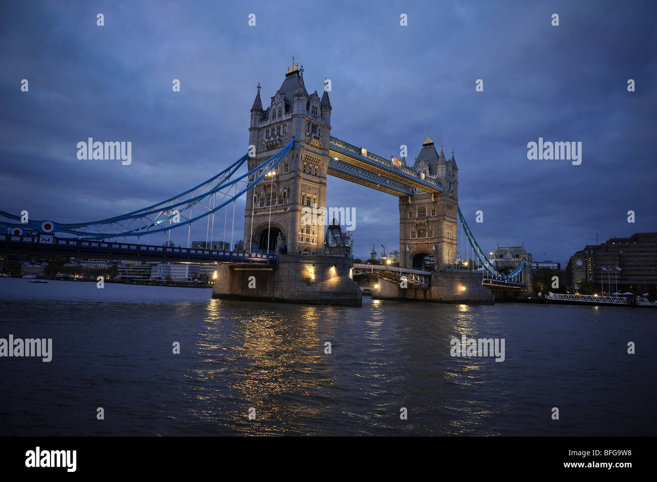 London's famous landmark, Tower Bridge, which passes over the Thames ...