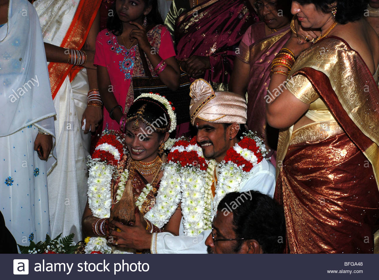 Sari Indian Wedding Bride Groom Stock Photos & Sari Indian Wedding ...