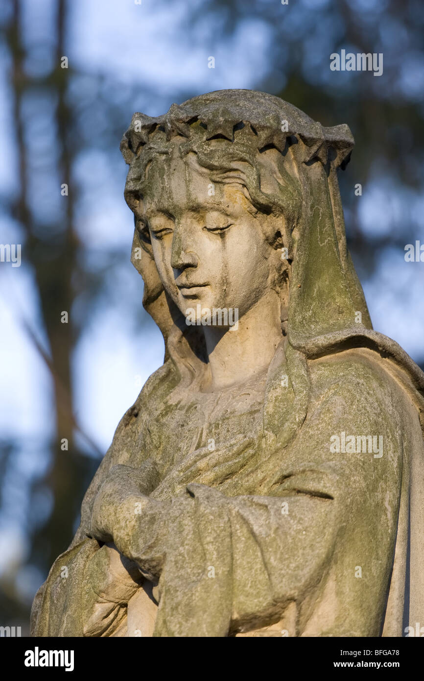 Sculpture of Holy Mary on a graveyard Stock Photo - Alamy