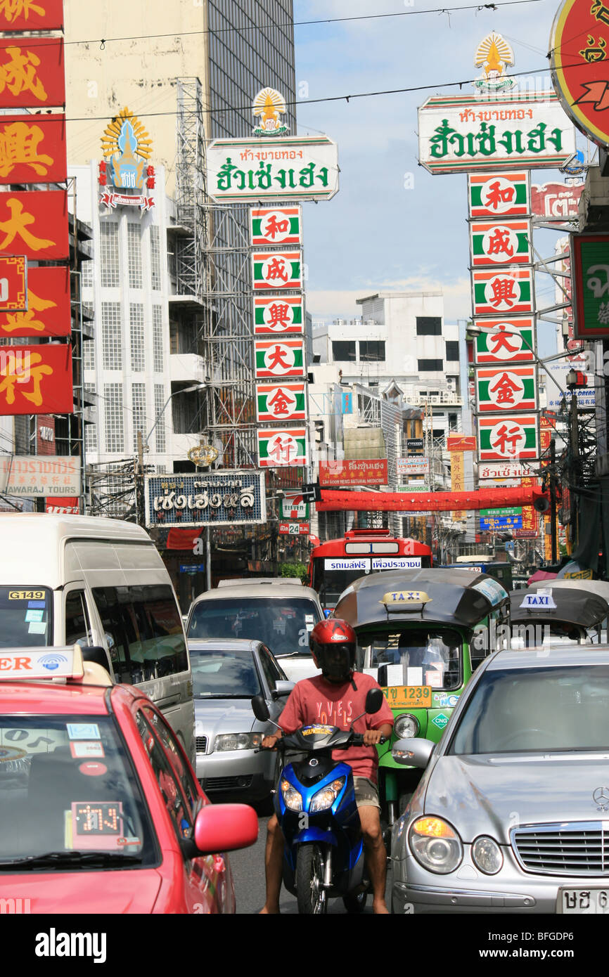 Bangkok thailand city street signs hi-res stock photography and images ...